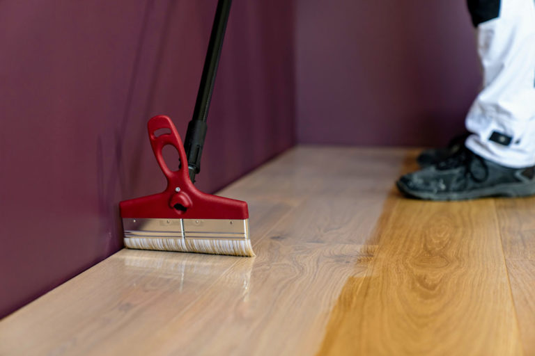 Forny gulvet uten slipemaskin med TreStjerner Gulvlakk Color - puss opp med farget gulvlakk ...